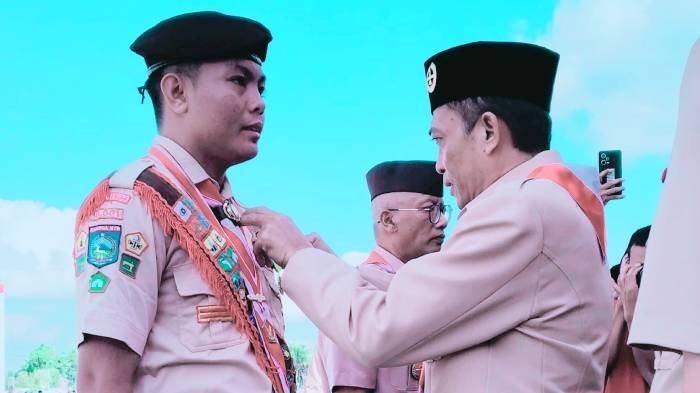 Sosok Sapta Amanto, Siswa SMAN 1 Praya Peraih Lencana Teladan Pramuka Nasional 2024 - Halaman ...