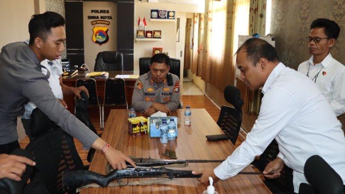 Warga Desa Tawali Serahkan 2 Senjata Laras Panjang Rakitan dan 8 Butir Peluru ke Polisi ...