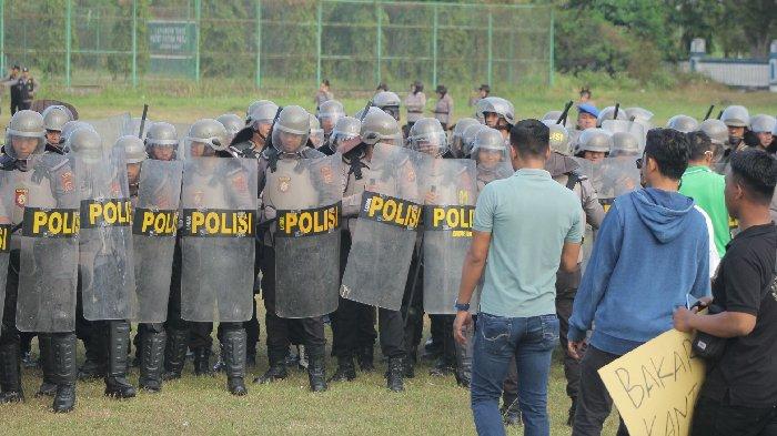 Polres Lombok Barat Gelar Simulasi Pengamanan Pilkada 2024 - Tribunlombok.com