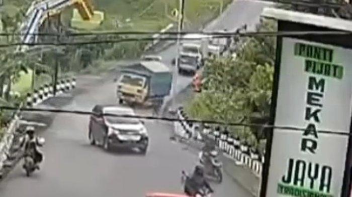 Truk Gula Masuk Jurang 13 Meter, Gagal Menanjak di Jalan Raya Giripurno ...