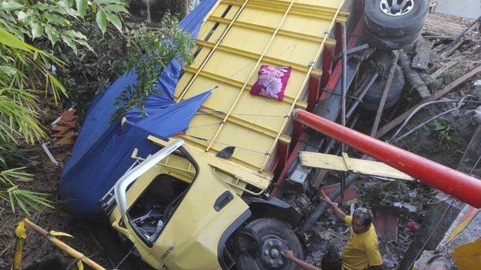 BREAKING NEWS: Truk Bermuatan Jagung Terperosok di Lombok Timur, Sopir Diduga Mengantuk ...