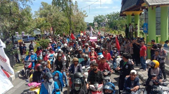 Demo Mahasiswa Tolak Kenaikan Harga BBM di Sumbawa Diwarnai Ricuh - Tribunlombok.com
