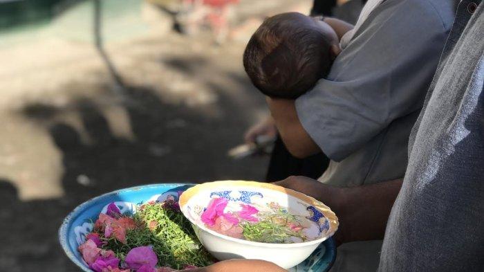 Ngurisan, Tradisi Cukur Rambut Bayi Mewarnai Hari Raya Idul Fitri di ...