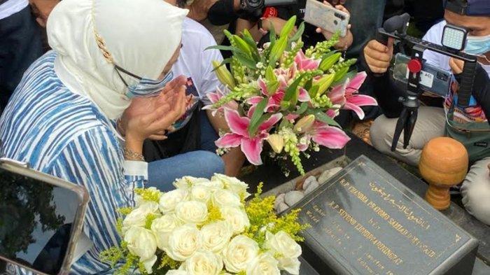 Angelina Sondakh Bebas dari Penjara Langsung ke Makam Adjie Massaid - Tribunlombok.com