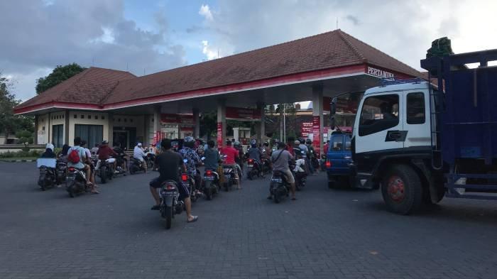 Harga Pertamax Naik, Warga Mataram Beralih ke Pertalite Picu Antrean Mengular di SPBU ...