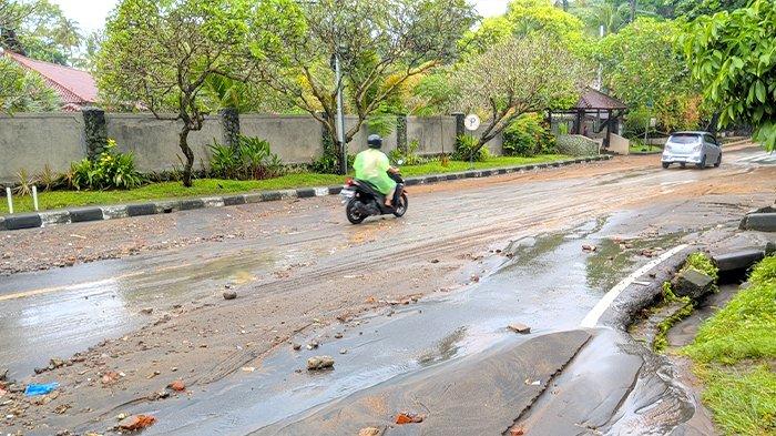 Ruas Jalan Raya Senggigi Lombok Barat Tergenang Banjir Setinggi Lutut ...