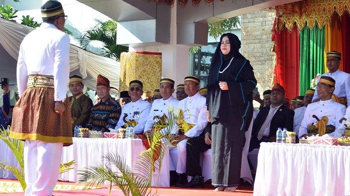 Baju Etnis Donggo Bupati Bima Indah Dhamayanti Putri Jadi Pusat ...