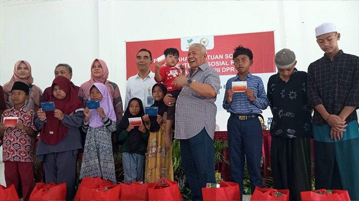 Puluhan Ribu Warga Kurang Mampu dan Disabilitas di Lombok Barat Dapat Bansos - Tribunlombok.com