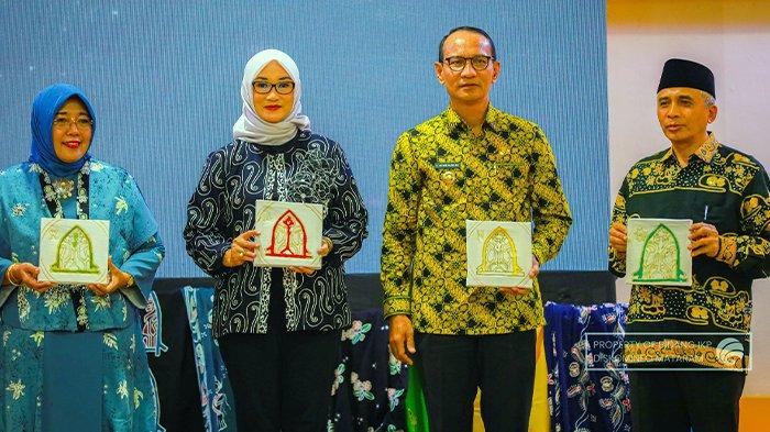 Kota Mataram Rilis Batik Motif Khas Gerbang Sangkareang dan Kerang ...