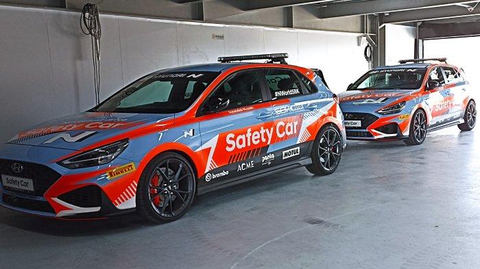 2 Mobil Hyundai i30 Fastback N Jadi Safety Car WBSK Mandalika 2022 ...
