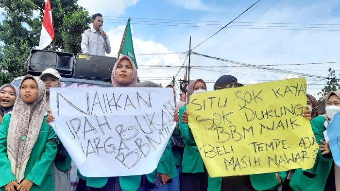 Himmah NW Geruduk Kantor DPRD Lombok Timur, Demo Tolak Kenaikan Harga BBM - Tribunlombok.com