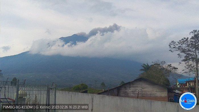 Kolom Letusan Erupsi Gunung Kerinci Capai 150 Meter, Penerbangan Diimbau Jauhi Jalur Sekitar ...