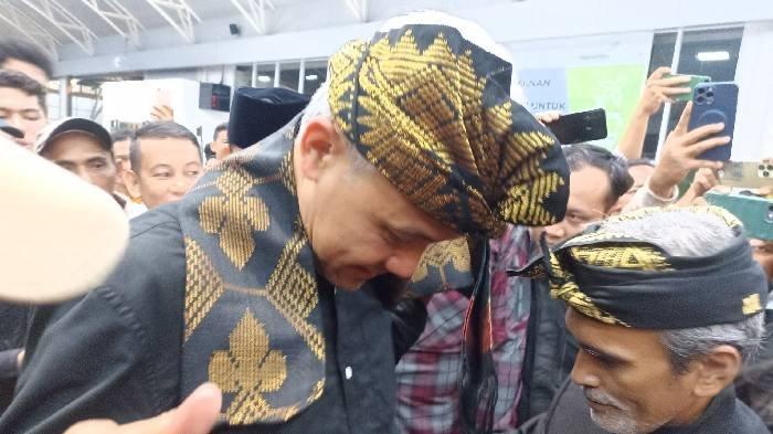 Ganjar Pranowo Dipakaikan Sapuk dan Selendang Songket Khas Sasak saat ...