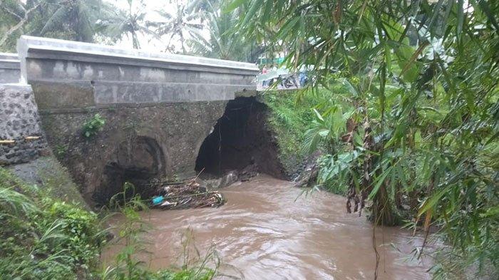 Jembatan Desa di Lombok Timur Nyaris Ambruk Diterjang Luapan Air Sungai - Tribunlombok.com