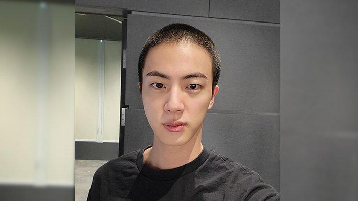 Jin BTS Pamer Rambut Botak ke Penggemar H-2 Jelang Wamil Sampai Sebut ...