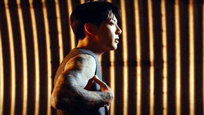 Jungkook BTS Pamer Lengan Full Tato di Lagu Barunya 'Next To You ...