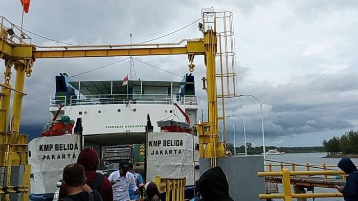 Penyeberangan Kapal Ferry Poto Tano - Kayangan Tetap Buka di Tengah Cuaca Ekstrem - Tribunlombok.com