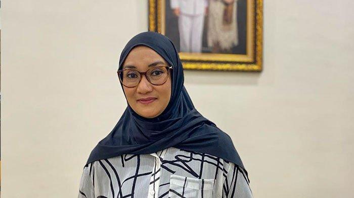 Profil Noviani Danar Kinnastri, Istri Wali Kota Mataram Mohan Roliskana ...