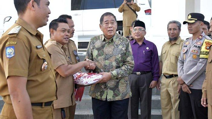 Bupati KLU Serahkan Bendera ke Seluruh Desa untuk Dukung Gerakan Nasional 10 Juta Merah Putih ...