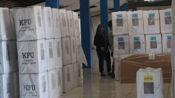 KPU Lombok Timur Target Logistik Pemilu Tiba di Seluruh TPS Paling ...