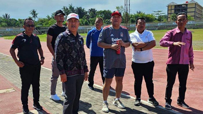 Lombok FC Turun Tangan Ikut Benahi Lapangan GOR Turida - Tribunlombok.com