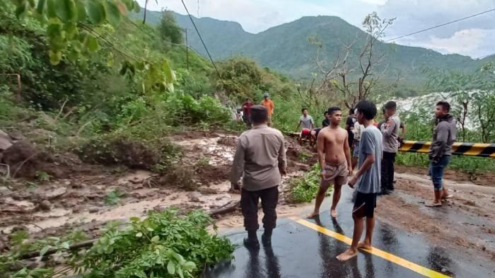 Jalan Raya Senggigi Tertutup Longsor Sepanjang 10 Km, Arus ke dan dari ...