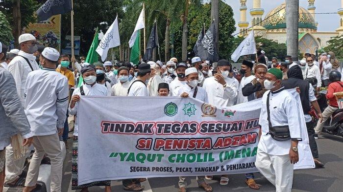 Massa Unjuk Rasa Di Depan Kanwil Kemenag Ntb Tuntut Menag Yaqut