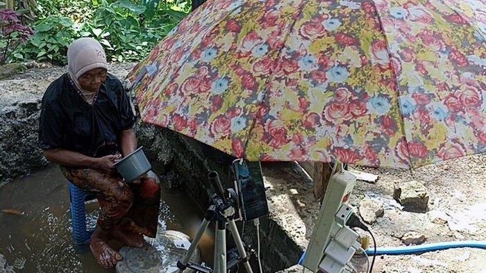 Klarifikasi Konten TikTok Nenek Mandi Lumpur, Pemilik Akun: Pemeran ...