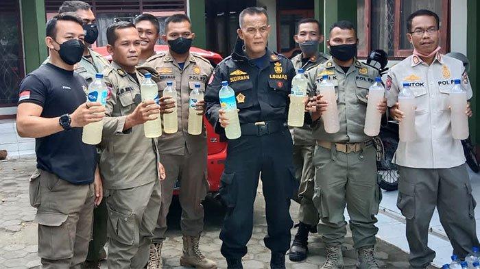 Jelang Lebaran, Satpol PP Sita 150 Liter Miras dari Rumah Warga di Lombok Timur - Tribunlombok.com