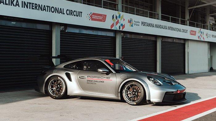 Mobil Balap Porsche Sprint Challenge Tiba di Sirkuit Mandalika ...