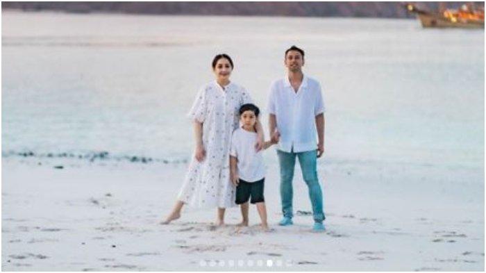 Potret Nagita Slavina dan Raffi Ahmad Liburan ke Labuan Bajo, Pakai Baju Buatan Rafathar ...