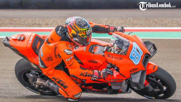 Remy Gardner Surfing di Pantai Gerupuk Sebelum Tutun Balapan di Sirkuit ...