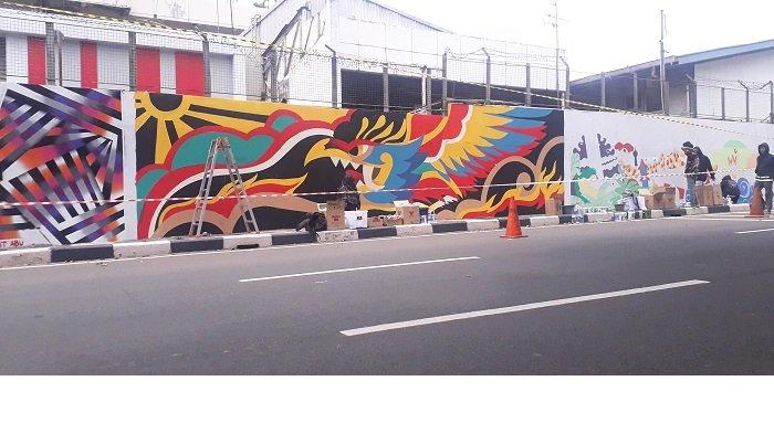 7 Seniman Lukis Mural di Tembok Gedung Kompas Gramedia, Tuangkan Pesan ...