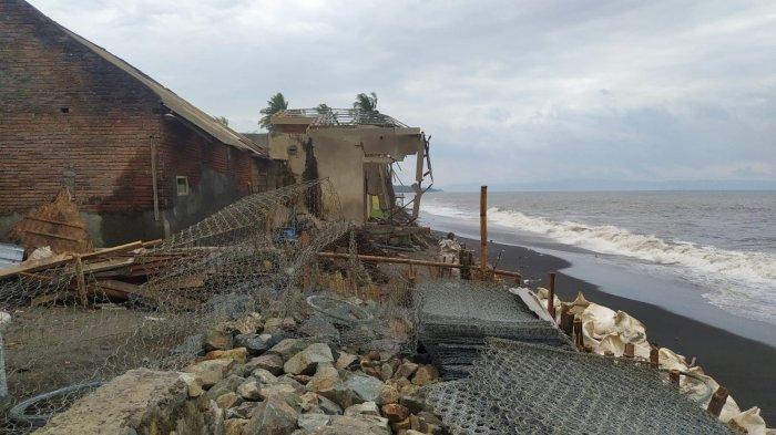 Warga Terdampak Abrasi Ekstrem di Pesisir Kota Mataram Menolak Relokasi - Tribunlombok.com