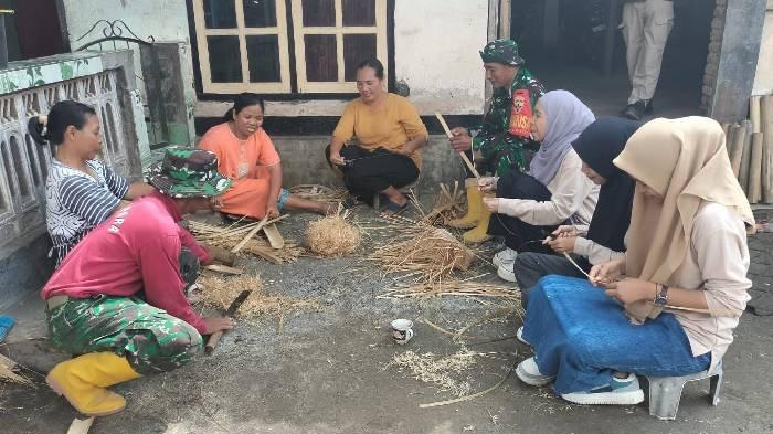 Potret Kebersamaan TNI dengan Rakyat di TMMD Lombok TImur Saat Gotong ...