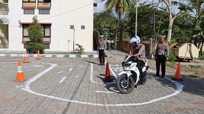 Polres KLU Terapkan Jalur Kelok S untuk Ujian Praktik SIM C ... Polres KLU Terapkan Jalur Kelok S untuk Ujian Praktik SIM C ...