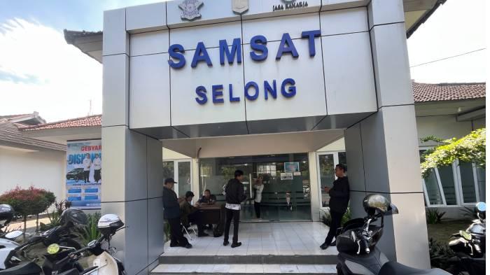 Warga Lombok Timur Serbu Samsat Selong Manfaatkan Diskon Pajak Kendaraan - Tribunlombok.com