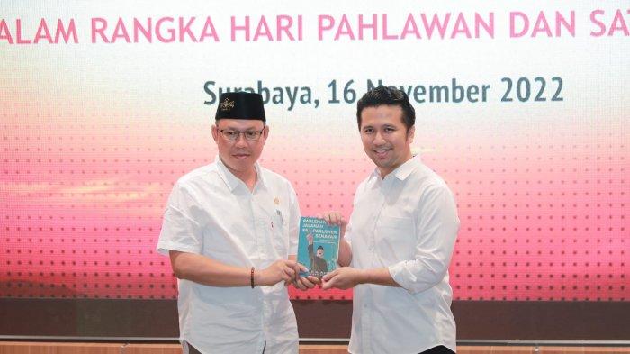 Bedah Buku Dari Parlemen Jalanan ke Parlemen Senayan, Emil Dardak Ajak Mahasiswa Balance ...