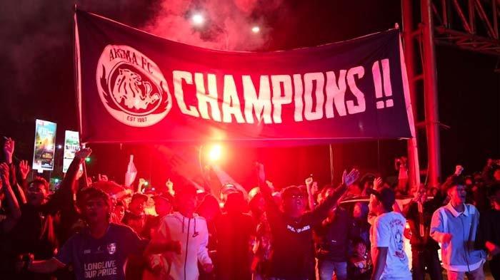 BERITA FOTO Aremania Sambut Pemain dan Staf Arema FC Usai Juara Piala ...