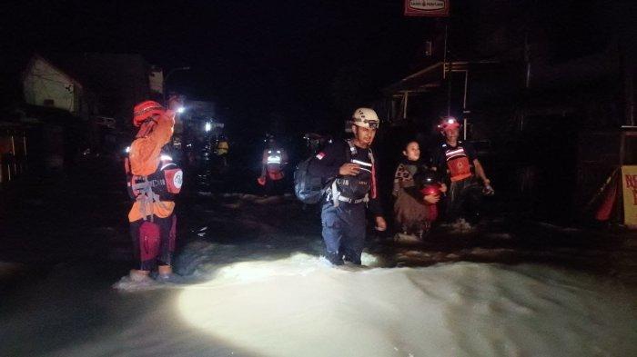 Banjir Bangkalan, LMI Rescue 5 Lakukan Respon Cepat, Evakuasi Para ...