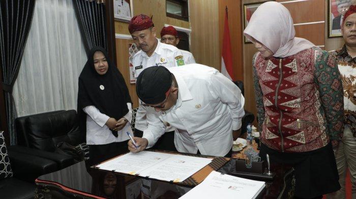 Tingkatkan Pelayanan Masyarakat, Bupati Achmad Fauzi Lakukan MoU dengan Pos Indonesia ...