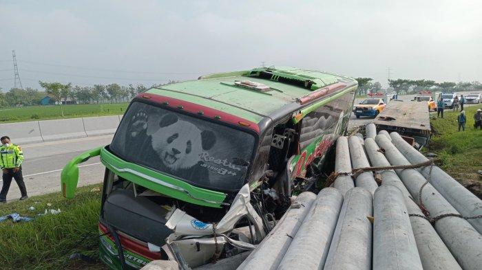 Bus Rombongan Guru Asal Malang Tabrak Truk Tronton Muatan Paku Bumi di ...