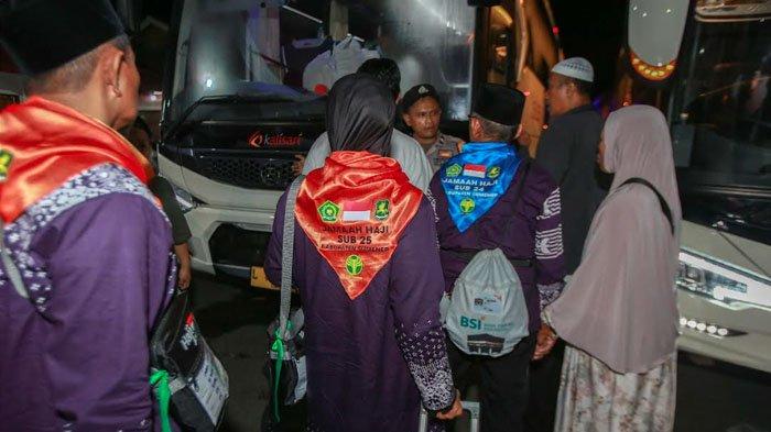 Cara Unik CJH Sumenep Agar Mudah Dikenali, Pakai Syal Berlogo Pemkab ...