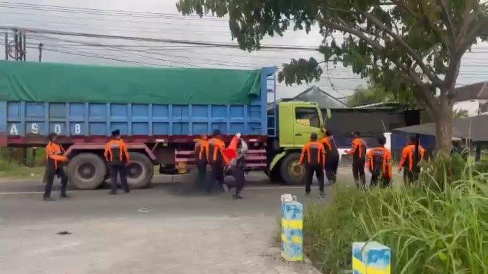 VIRAL! Sopir Truk Ugal-ugalan Ngebut Terobos Barikade, Petugas Sampai Lari Nyaris Ditabrak ...