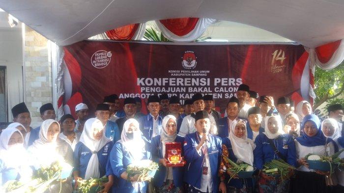 PAN Sampang Daftarkan 45 Bacaleg, Diiringi Musik Tradisional Daul dan ...