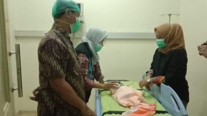 Tangis Menyayat Hati Bayi Dibuang di Pasar, Ada Gelang Nama Ortu, Dirawat di RSUD Syamrabu ...