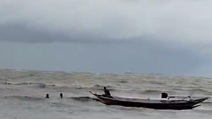 Sosok Bapak Nahkodai Perahu Nelayan Karam Diterjang Ombak, Pura-pura Tegar di Hadapan ABK Anak ...