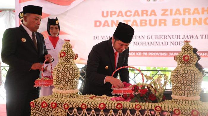 HUT Jatim ke-78, Emil Dardak Ziarah dan Tabur Bunga di Pusara Mantan Gubernur Jatim RP Mohammad ...