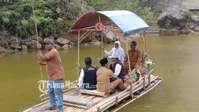 Momen Gubernur Khofifah Naik Rakit Bambu di Danau Wisata Alam Goa Pote ...