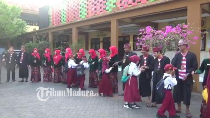 Guru di Bangkalan Berseragam Adat Madura Marlena dan Sakera, Kenalkan ...